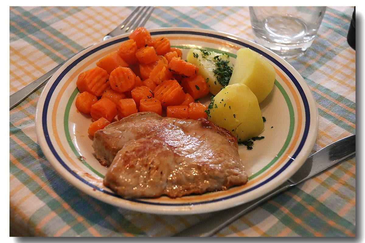 Sauté de veau, carottes au thym, pomme de terre persilée - La cuisine d ...
